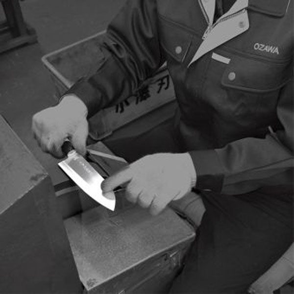 関鍔蔵 関鍔蔵作和包丁 三徳 OZH-100 1個(直送品) - アスクル 関鍔蔵 関鍔蔵作和包丁 三徳 OZH-100 1個(直送品) - アスクル