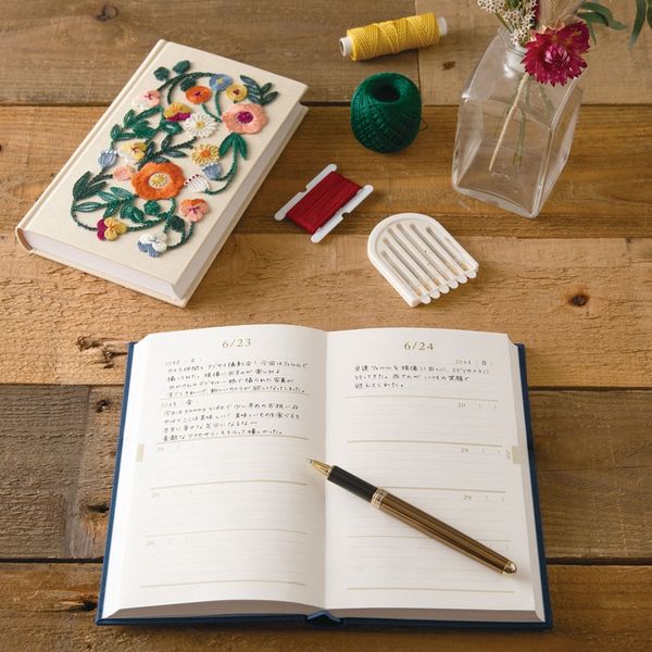 日記 5年連用 花柄刺繍 洋書サイズ 紺 12882006 1冊 デザイン 日記 5年連用 花柄刺繍 洋書サイズ 紺 12882006 1冊 デザイン